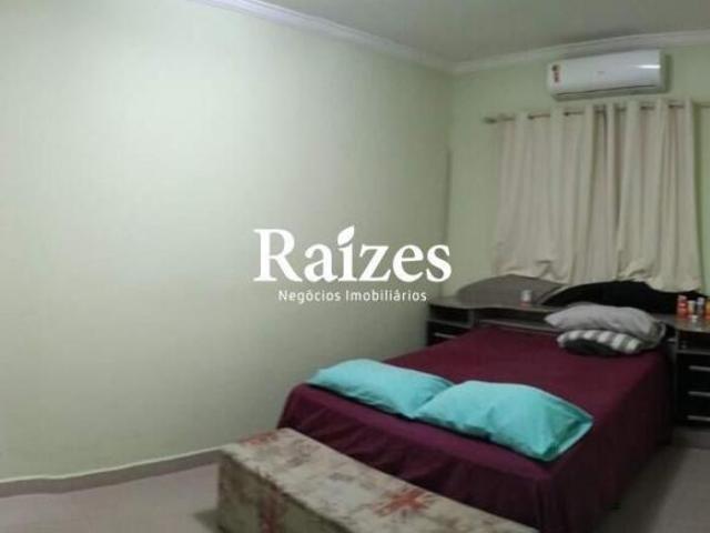 Casa em condomínio fechado com 3/4 n o Jardim Holanda