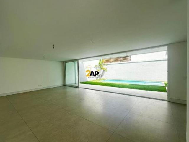 Casa em Condomínio Fechado com 450m², 4 suítes e 4 vagas Brooklin