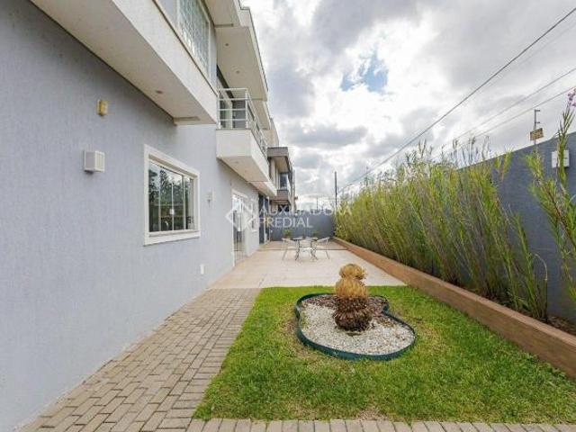 Casa em condomínio fechado com 4 dormitórios, 4 vagas de garagem, sendo 3 cobertas. Imóvel com 294m2
