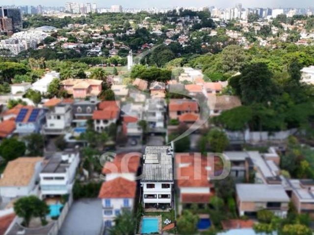 Casa em condomínio fechado, com 4 dormitórios 2 suítes, piscina e 6 vagas no Morumbi