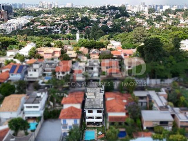 Casa em condomínio fechado, com 4 dormitórios 2 suítes, piscina e 6 vagas no Morumbi
