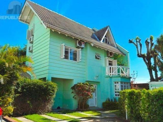 Casa em Condominio fechado com 4 dormitórios e 1 suíte