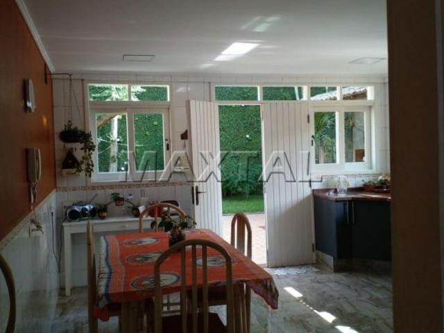 Casa em Condomínio Fechado com 4 dormitórios, sendo 3 suítes, 3 salas,, copa, cozinha e 3 vagas