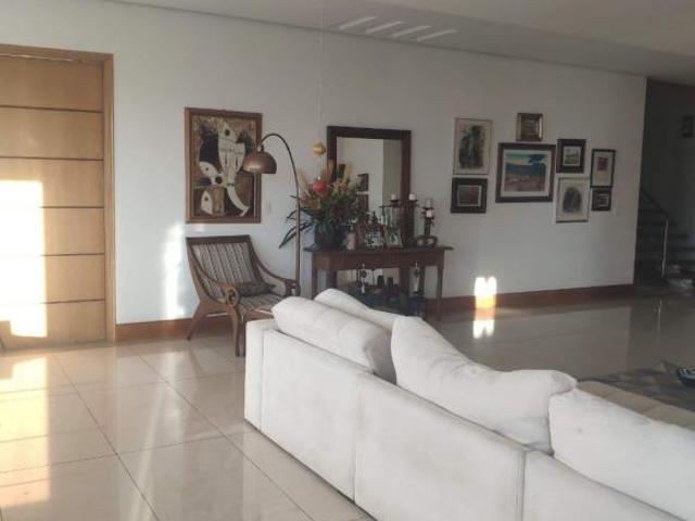 Casa em Condomínio Fechado com 4 Quartos e Piscina em Itapevi | 720m²