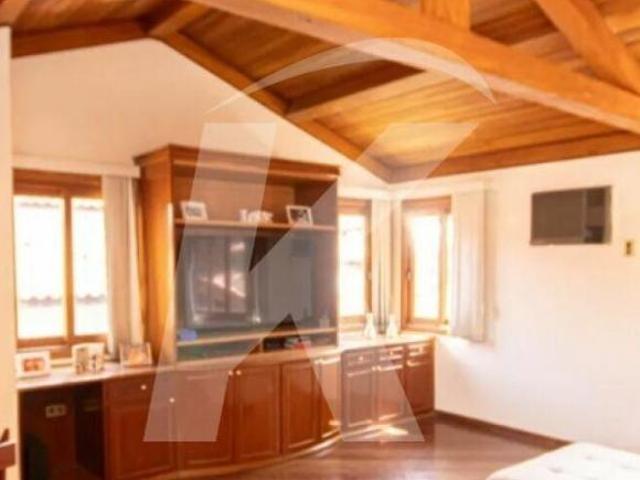 Casa em Condomínio fechado com 4 quartos, 1 suíte, sala ampla e 4 vagas na Vila Albertina