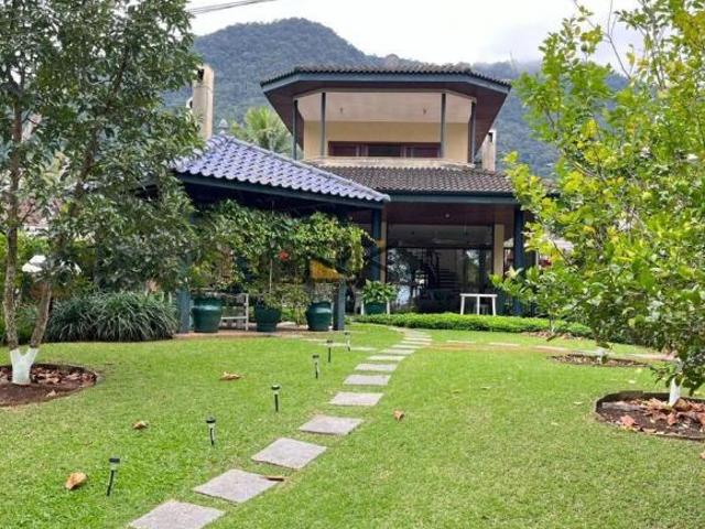 CASA EM CONDOMINIO FECHADO COM 4 SUÍTES,5 VAGAS DE GARAGEM,VARANDA GOURMET COM CHURRASQUEIRA,SALA CO