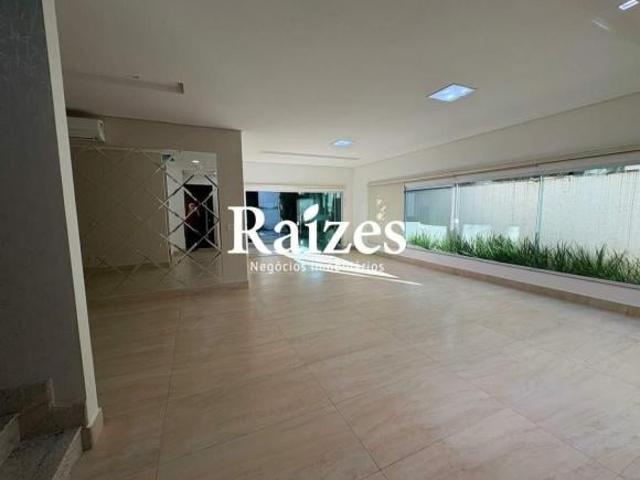 Casa em Condomínio Fechado com 4 suítes à venda em Uberlândia com 296m² e Lazer completo