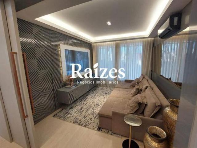 Casa em condomínio fechado com 4 suítes e toda montada em Uberlândia