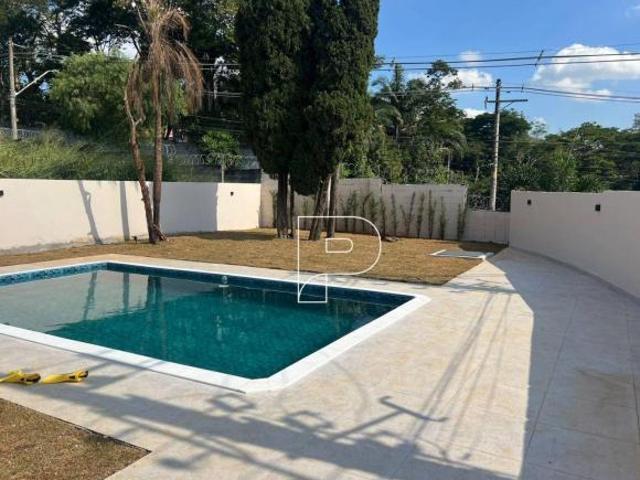 Casa em condomínio fechado com 4 suítes e piscina na região da Granja Viana