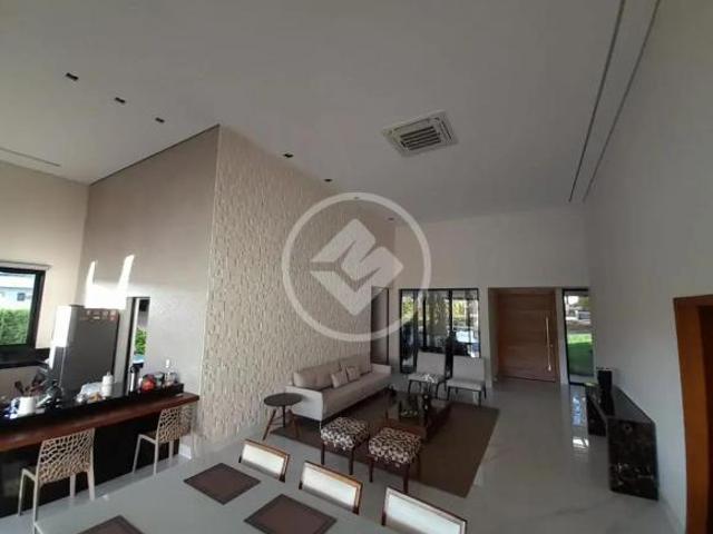 CASA EM CONDOMINIO FECHADO, COM 4 SUITES E PISCINA!