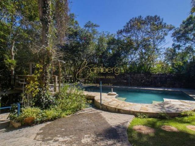 Casa em condomínio fechado com 5000 metros de jardim