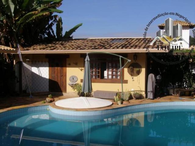 Casa em Condomínio fechado, com 5 Quartos e 6 banheiros à Venda, aprox. 610 m² area construida, por