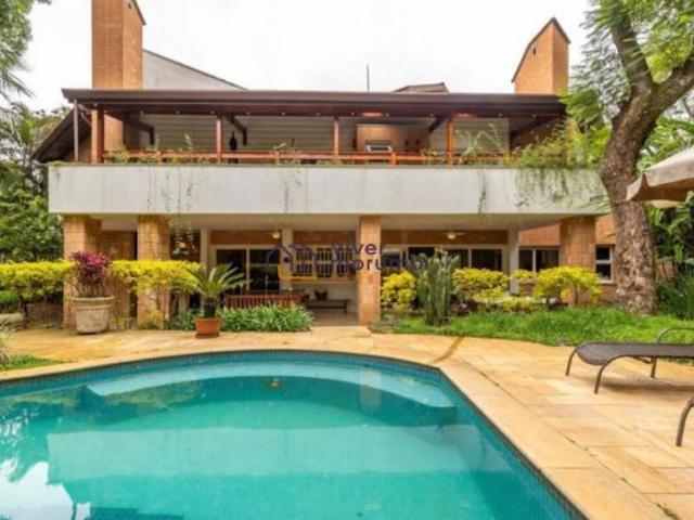 Casa em Condomínio Fechado com 5 Suítes
