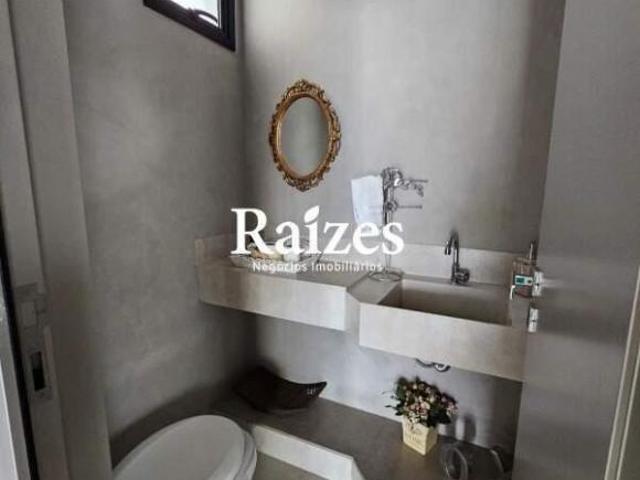 Casa em condomínio fechado com 5 suítes, piscina e lazer completo
