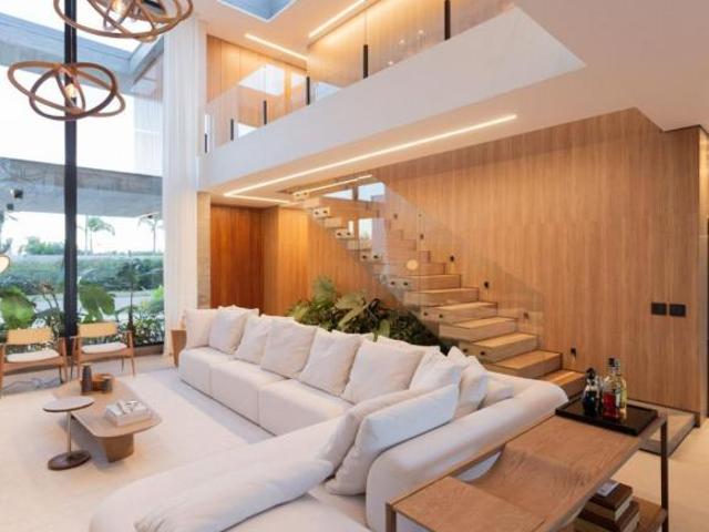 CASA EM CONDOMÍNIO FECHADO COM 6 SUÍTES PRÓXIMO AO MAR!