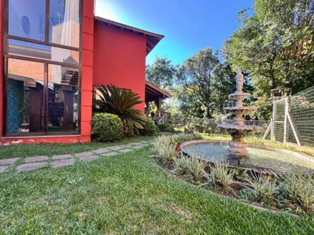 Casa em condomínio fechado, com 900m² de terreno