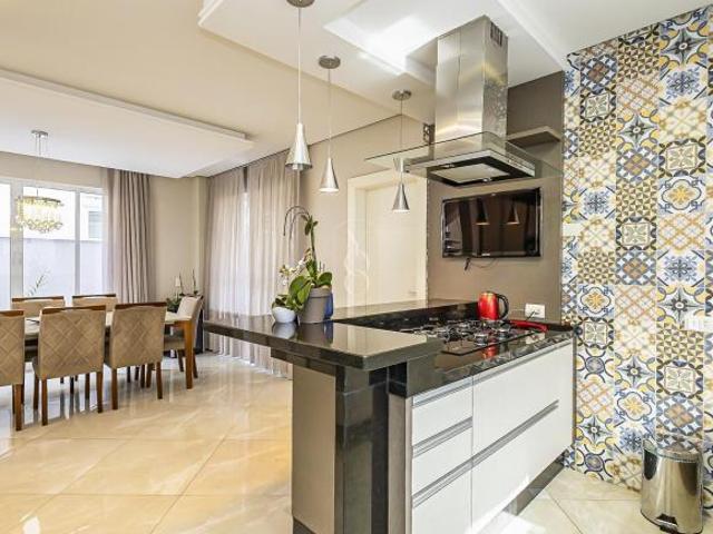 CASA EM CONDOMÍNIO FECHADO COM BANHEIRA DE HIDROMA