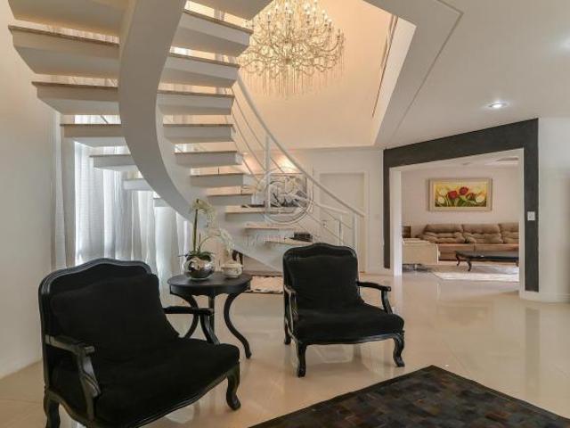 CASA EM CONDOMÍNIO FECHADO COM ESPAÇO DE JARDIM E
