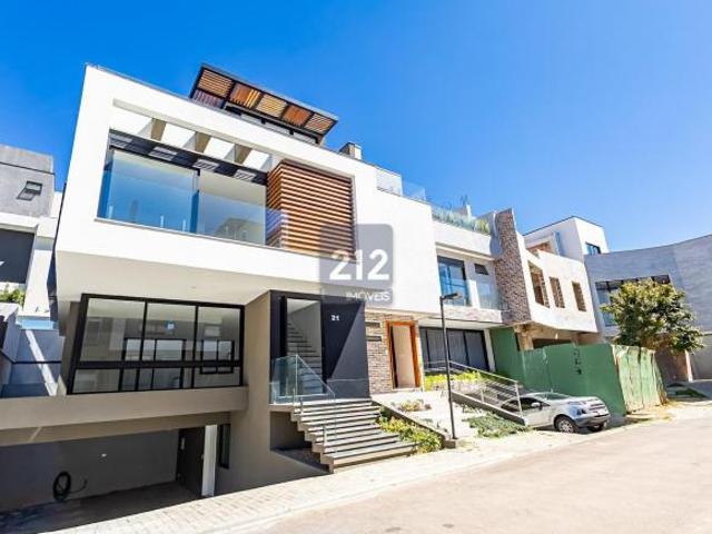 CASA EM CONDOMÍNIO FECHADO COM EXCELENTE ACABAMENT