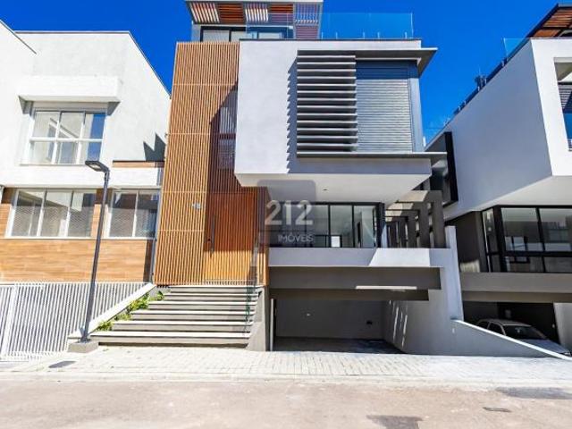 CASA EM CONDOMÍNIO FECHADO COM EXCELENTE ACABAMENT