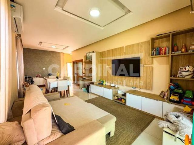 Casa em condomínio fechado, com excelente localização