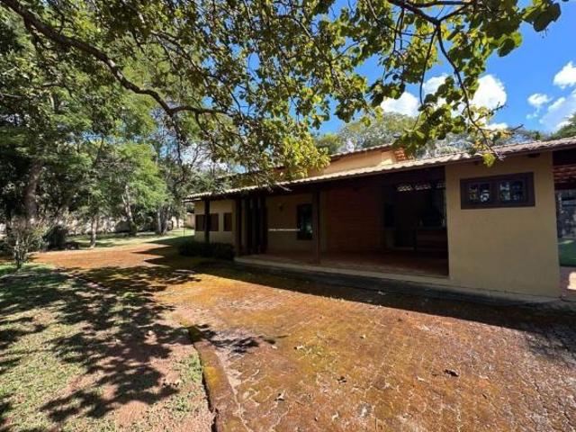 Casa em condomínio fechado com excelente localização