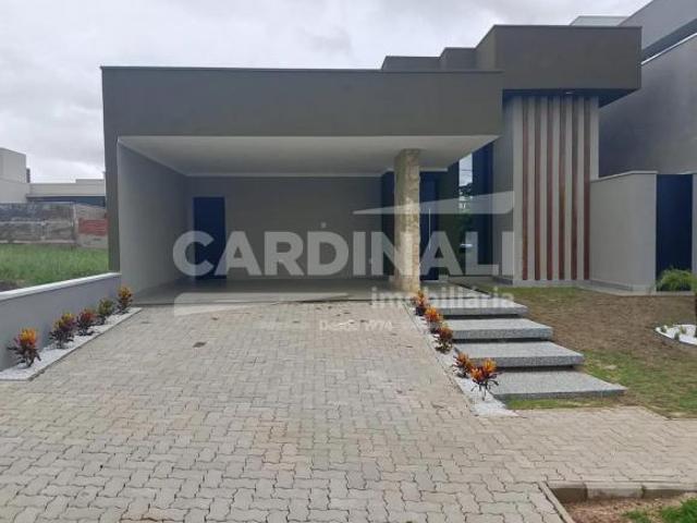 Casa em condomínio fechado, com excelente localização