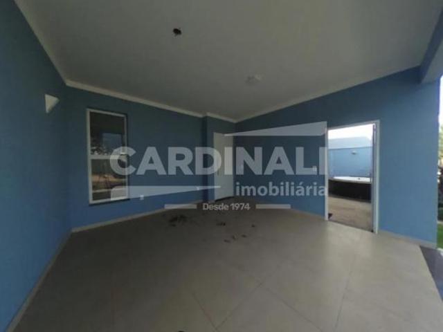 Casa em condomínio fechado, com excelente localização, próximo a supermercados e comércio