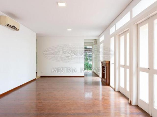 Casa em condominio fechado com excelente privacidade, segurança e muito conforto