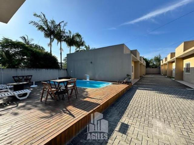 Casa em condomínio fechado, com piscina