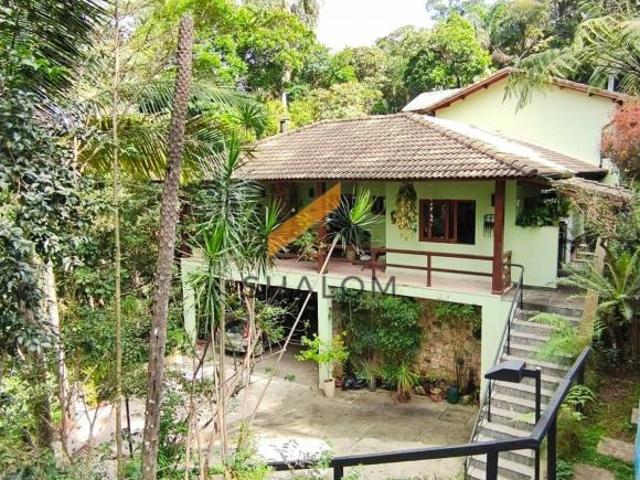 Casa em Condomínio Fechado com Piscina, Área Gourmet e Muito Verde Jardim Iolanda
