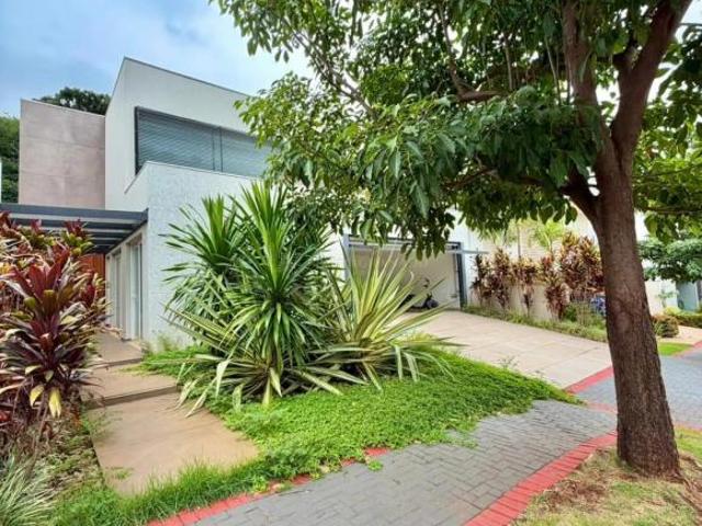 Casa em condomínio fechado, com piscina e condomínio com lazer completo