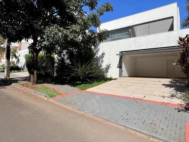 Casa em condomínio fechado, com piscina e condomínio com lazer completo