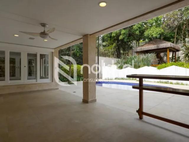 Casa em Condominio fechado com piscina privativa