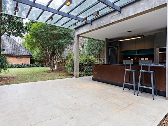Casa em condomínio fechado com quadra de tênis, piscina e muita área verde no Alto da Boa Vista