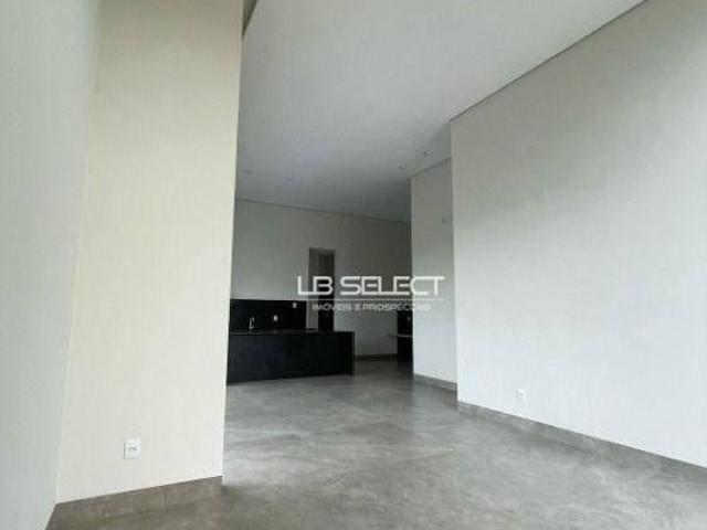 Casa em condomínio fechado com quatro suítes, sala em dois ambientes, piscina e garagem para três ca