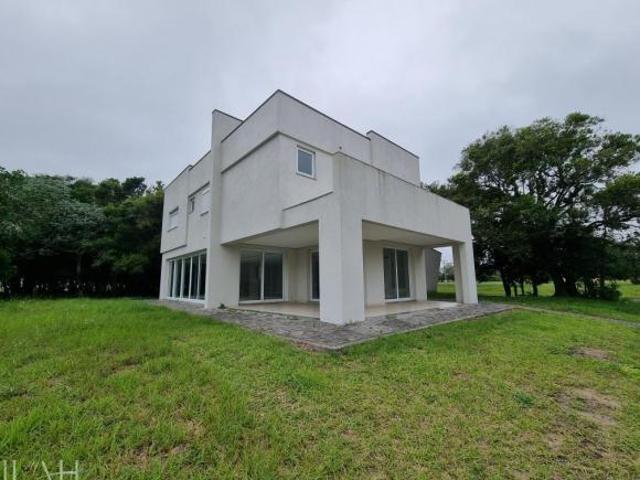 Casa em condomínio fechado com vista para a Lagoa de Itapeva!