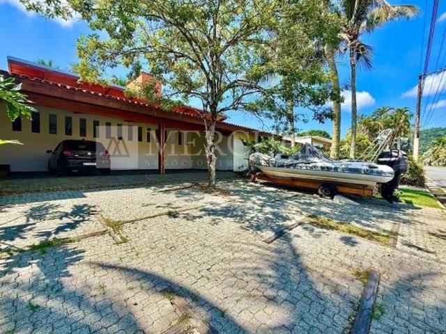 Casa em Condomínio Fechado com Vista para o Canal de Bertioga e Píer para Embarcações de até 100 Pés