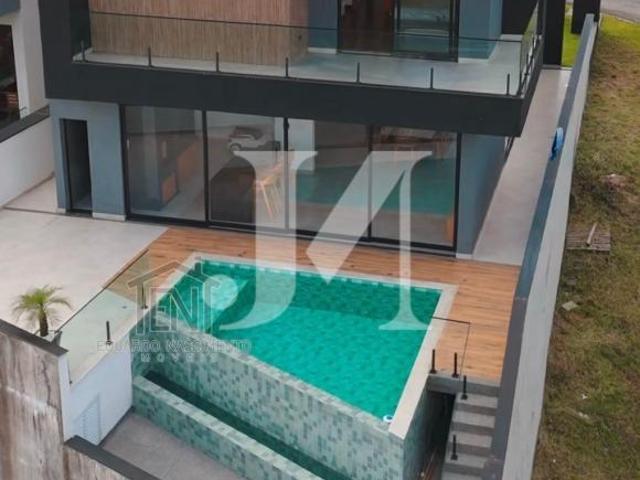 Casa em condomínio fechado de 350m², com 3 Suítes Sendo 1 suíte com Closet e sacada e 2 Vagas no Co