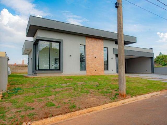 Casa em condomínio fechado de alto padrão