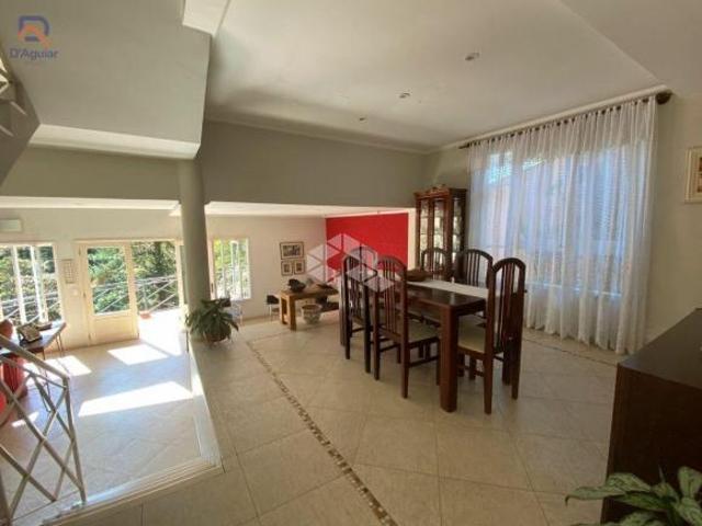 Casa em condomínio fechado de alto padrão á venda
