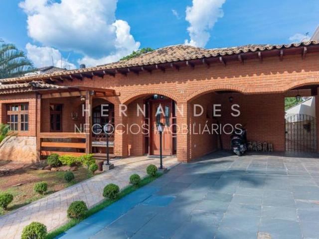 Casa em condomínio fechado em Alphaville disponível para venda!