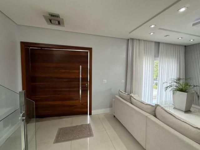 Casa em condomínio fechado em Arujá, disponível para venda