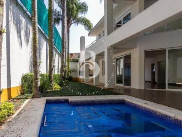 Casa em condomínio fechado, em localização nobre no Alto da Boa Vista
