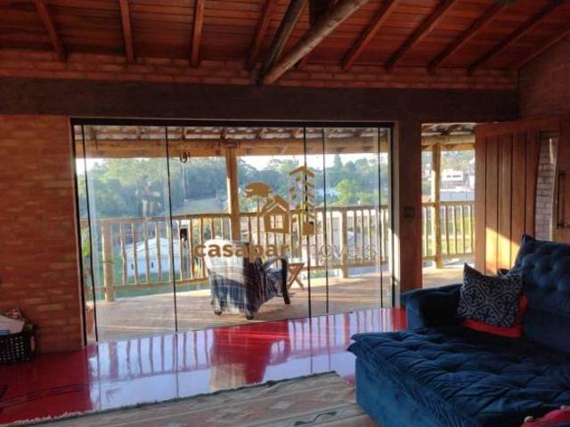 Casa em Condomínio Fechado em São Roque, 1060m² com 2 Suítes e Natureza