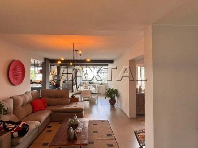 Casa em condomínio fechado em Santana de 450 m², com 5 dormitórios, sendo 3 suítes e 6 vagas