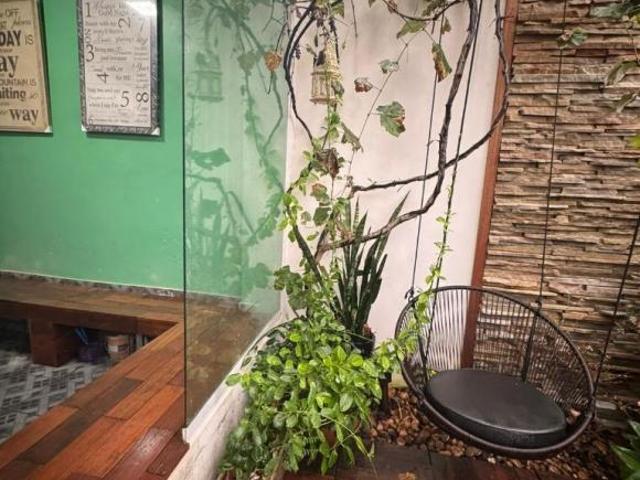 Casa em condomínio fechado Jardim Sandra, com 03 dormitórios