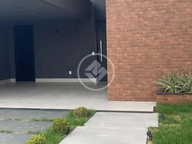 Casa em condomínio fechado localizado na avenida das Torres com três quartos sendo duas suítes. Cuia