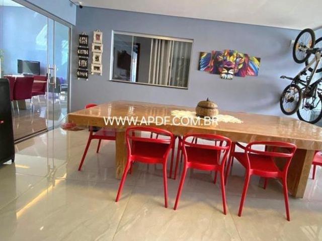 Casa em condomínio fechado, Lote 400 metros e 330m² de aréa construida. composta de 4 suítes