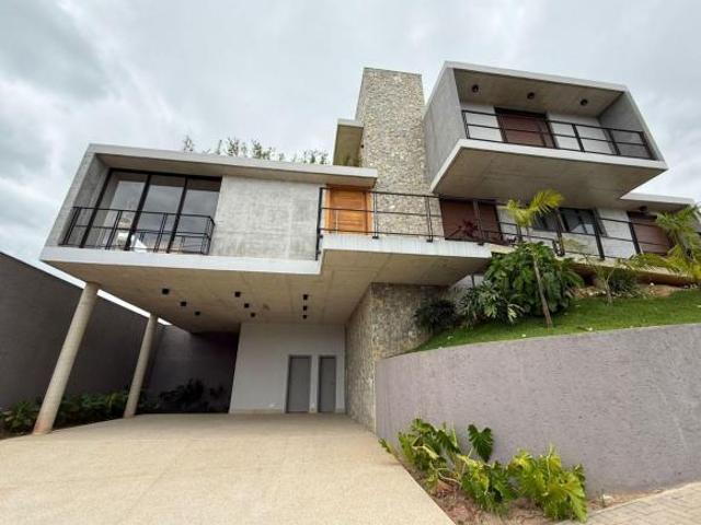 Casa em condomínio fechado, modelo de sustentabilidade e conforto
